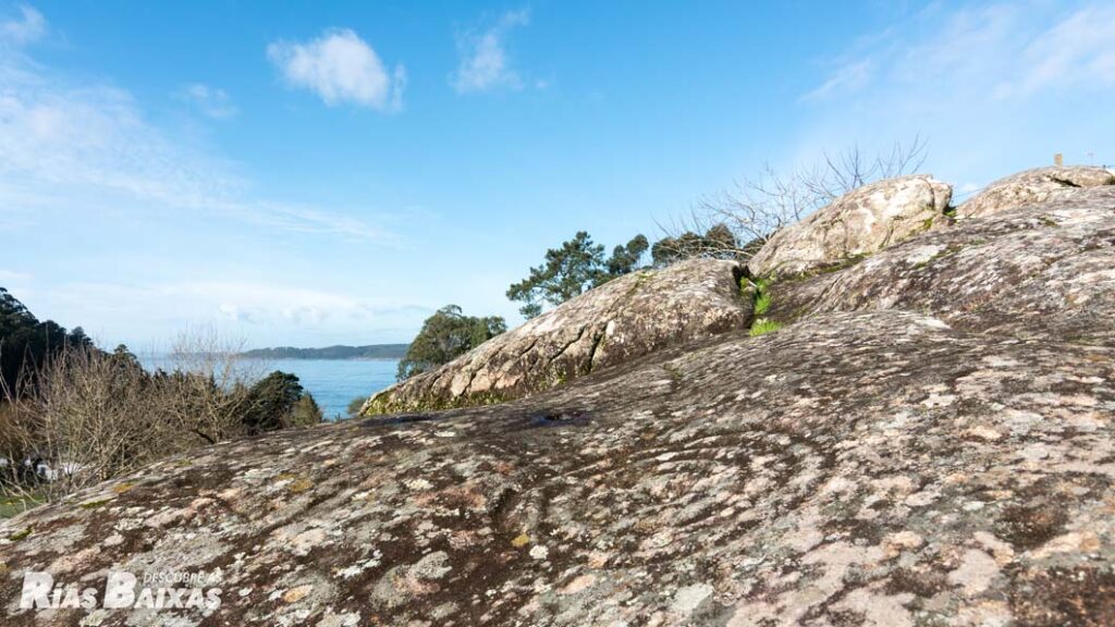 Petroglifos de Mogor - descubreasriasbaixas.com